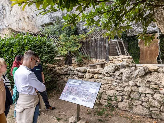 Visitez la Grotte du Grand Roc et voyagez dans les entrailles de la ...