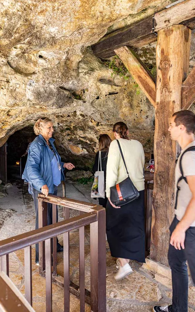 Visitez la Grotte du Grand Roc et voyagez dans les entrailles de la ...