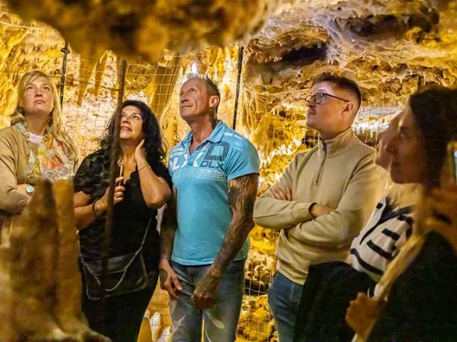 Visitez la Grotte du Grand Roc et voyagez dans les entrailles de la ...